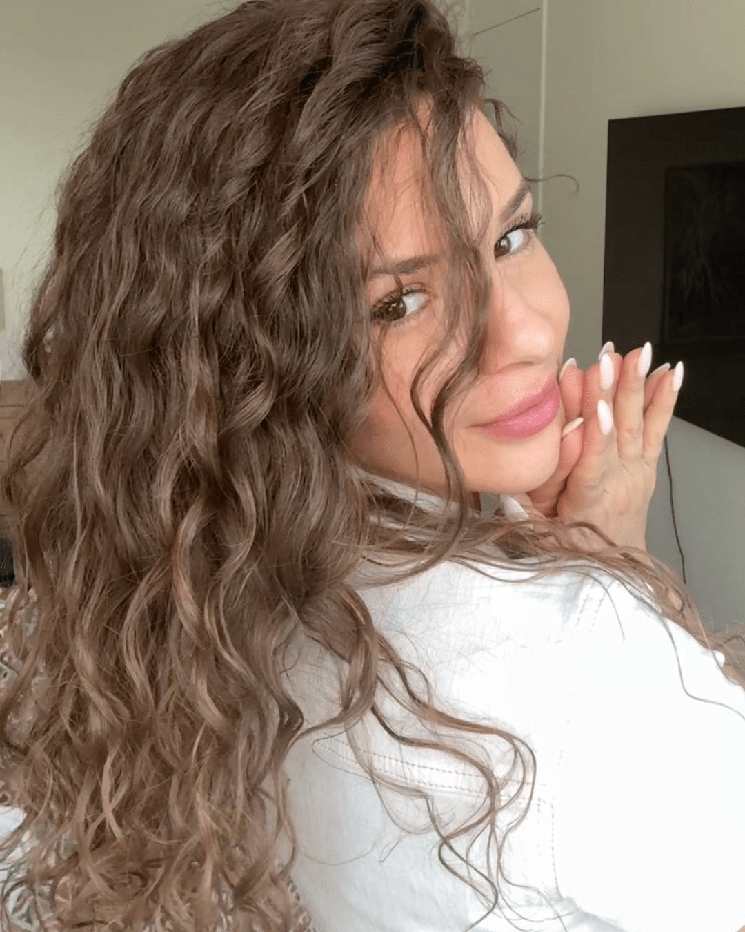 L’effet fluffy sur cheveux bouclés : la routine complète pour un volum